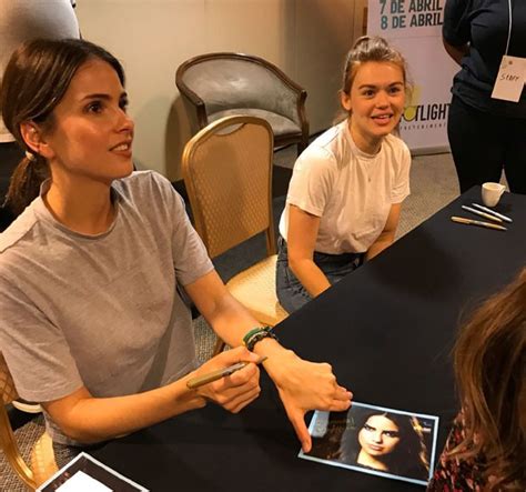 Shelley Hennig E Holland Roden De Teen Wolf Escutam Anitta Em