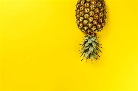 밝은 노란색 배경에 아름 다운 신선한 맛 맛 있는 파인애플의 절반 쪼 갠 다 최고의 볼 수 있습니다 수평 공간에 복사 합니다 개념 감정에 대한 스톡 사진 및 기타 이미지