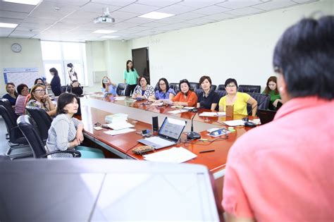 Гадаадад амьдардаг монгол хүүхдүүдэд эх хэлийг нь заадаг багш нарыг