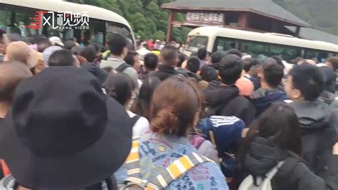 上万游客被迫滞留太白山景区：游客情绪不稳，景区秩序混乱凤凰网视频凤凰网