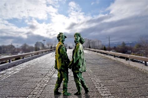 Онлайн изложба показва Кристо и любимата му Жан-Клод като скулптури ...