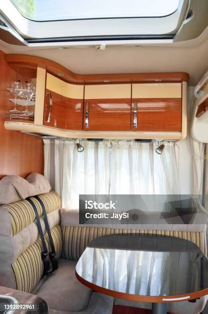 Camper Van Rv Interior Karavan Tampak Dalam Motorhome Untuk Perjalanan Liburan Keluarga Foto