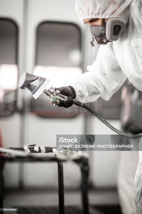 차체 점 도장 부스에서 사고로 손상된 자동차 부분에 페인트 코트를 적용하는 도장 기술자 가스 압축기에 대한 스톡 사진 및 기타