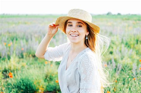 바람에 머리 날 려 리넨 죄수 복 모자와 짠된 바구니를 입고 양 귀 비의 분야에서 웃 고 행복 한 젊은 금발 여자 리넨에 대한 스톡 사진 및 기타 이미지 Istock