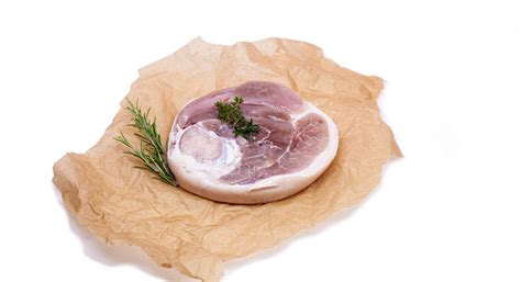 흰 배경에 고립된 향신료로 소금에 절인 쇠고기 다리 슬라이스 둥근 쇠고기 스테이크 다리 조각 피부가 있는 부드러운 지방 스트립 향기로운 소금물로 향신료 0명에 대한 스톡