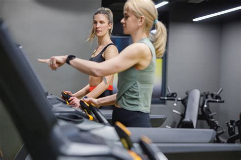 러닝머신 체육관에서 운동하고 속도를 설정하는 두 여성 2명에 대한 스톡 사진 및 기타 이미지 2명 30 34세 45 49세 Istock