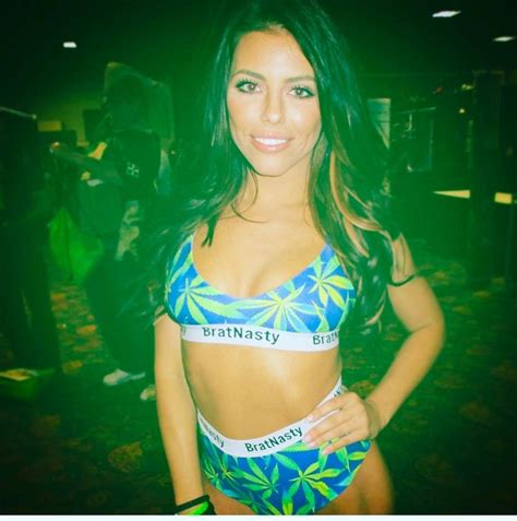 Adriana Chechik Scrolller