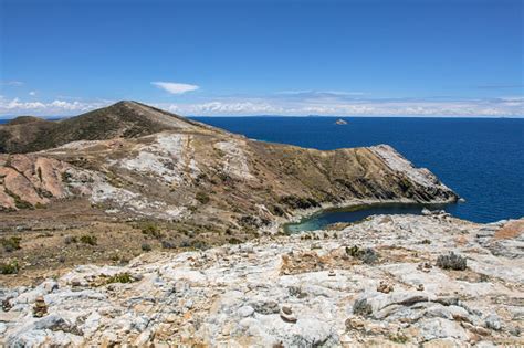 언덕과 호수와 풍경입니다 태양의 섬 이 슬 라 델 솔의도로와 보트 여행 볼리비아의 티 티코 카 호수에 위치 하 고 있습니다 자연과 풍경은 유칼립투스 나무와 거친 바위
