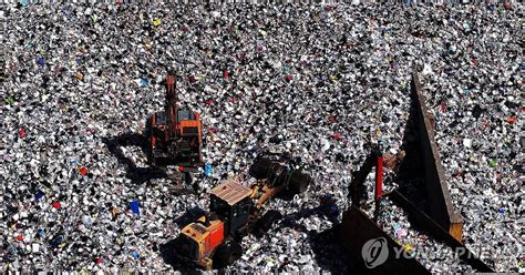 가득 쌓인 플라스틱 쓰레기