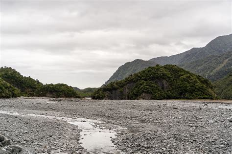 프란츠 요제프 빙하와 계곡 바닥 웨스트랜드 사우스 아일랜드 프란츠 요제프 빙하 국립공원 뉴질랜드 프란츠 요셉 빙하 주변의 아름다운 자연을 이미지화 강에 대한 스톡 사진 및