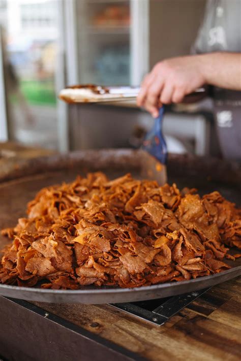 Flavorful Shawarma 가금류 고기 그릴 다이어트 단백질 도마 러스틱 레스토랑 맛있는 먹음직스러운