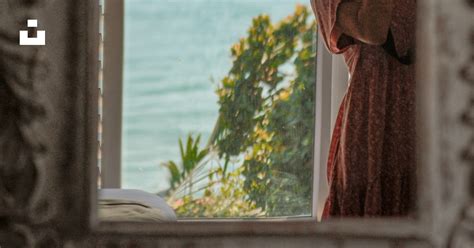 창가에 서 있는 빨간 스카프를 두른 여자 사진 Unsplash의 무료 파랑 이미지