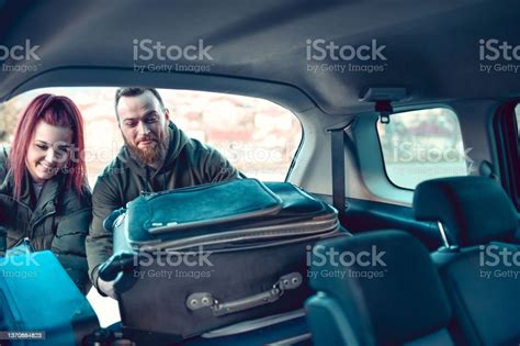다가오는 여행을위한 자동차 트렁크에 모든 가방 에 맞게 만드는 웃는 커플 2명에 대한 스톡 사진 및 기타 이미지 2명 가득 찬 가방 Istock