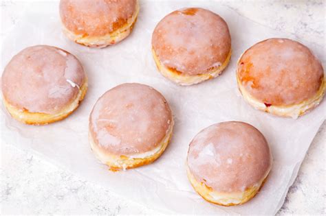 밝은 배경에서 동상을 가진 전통적인 폴란드어 도넛 잼이 있는 맛 있는 도넛 가루로 빻은에 대한 스톡 사진 및 기타 이미지 가루로 빻은 갈색 건강에 좋지 않은 음식