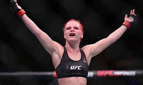 Watch Gillian Robertson Makes History With Late Submission Win Essentiallysports