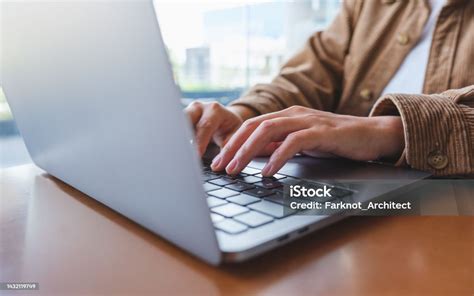 노트북 컴퓨터 키보드에서 작업하고 타이핑하는 손의 클로즈업 이미지 35 39세에 대한 스톡 사진 및 기타 이미지 35 39세 가정 생활 개념 Istock