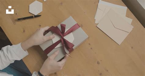 빨간 리본으로 선물 상자를 여는 사람 사진 Unsplash의 무료 선물 이미지