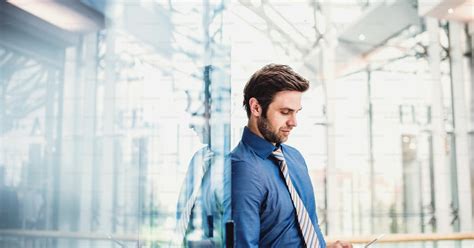 스마트폰을 들고 현대적인 건물에 서서 문자 메시지를 보내는 젊은 사업가 복사 공간 사진 Unsplash의 전문 직업 이미지