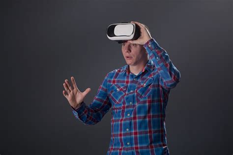 사이버 및 사람들 개념가상 현실 헤드셋 또는 3d 안경 남자 3차원 형태에 대한 스톡 사진 및 기타 이미지 3차원 형태