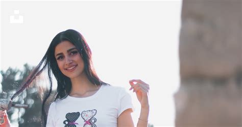 흰색 티셔츠와 파란색 데님 청바지를 입은 여자가 낮 동안 갈색 잔디밭에 서 있다 사진 Unsplash의 무료 회색 이미지