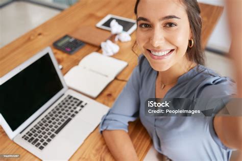 셀카 노트북 웹 기술 회사의 성공 디지털 시작 및 사무실에서 직원 미소를 위해 사무실 책상에서 일하는 행복한 여성 스마트폰 사진 현서 관리자 행복 작업 테이블 셀카에 대한