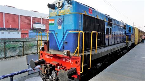 승객이 탑승하기를 기다리는 첸나이 중앙 기차역에 정차한 열차의 엔진 보기 관광에 대한 스톡 사진 및 기타 이미지 관광