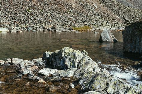 산호수의 맑은 물을 배경으로 지의류가 있는 큰 바위 큰 이끼 돌과 빙하 호수와 경치 자연 풍경 투명 한 물에 아름 다운 돌 대기 산 풍경 거골에 대한 스톡 사진 및 기타