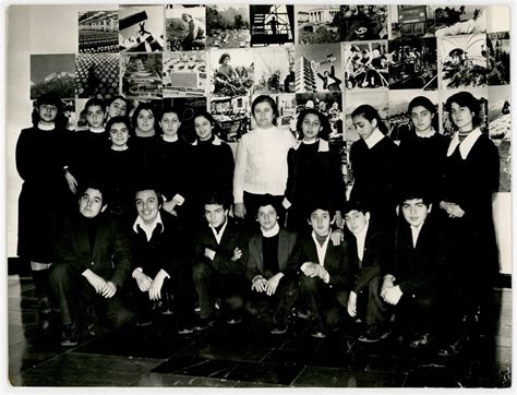 Iverieli ეთერ ტაბიძე მოსწავლეებთან ერთად