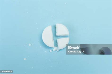 진통제와 건강 관리 개념 둥근 정제는 균등하게 나누었다 복사 공간이 있는 파란색 배경에 누워 있는 흰색 전체와 깨진 둥근 알약의 상단 보기 0명에 대한 스톡 사진 및 기타