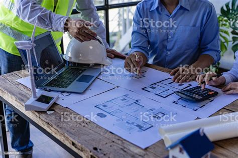 전문 설계 엔지니어는 순수한 자연 에너지를 사용하고 주택 지붕에 태양 전지판과 풍력 터빈을 설치하여 전기 에너지 절약 및 지구 온난화 아이디어를 생성하는 계산에 대해