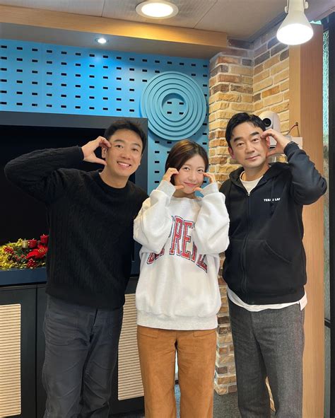 [12시엔 주현영] ෆ 12시엔 주현영 ෆ 주주들~ 오늘 보라가 아니어서 아쉬우셨죠😢 내일은 보는 라디오 켜고 제8회 주주총회 열겁니다 배당상품들 팡팡 다 쏠