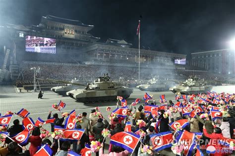 북한 건군절 75주년 야간열병식 개최 연합뉴스