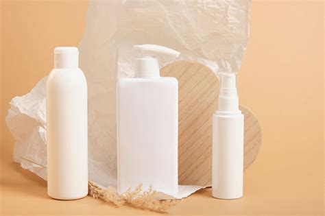 베이지 색 배경에 세 가지 다른 빈 흰색 병 화장품은 뷰티 제품 개념을 조롱합니다 0명에 대한 스톡 사진 및 기타 이미지 0명 개념 건강한 생활방식 Istock