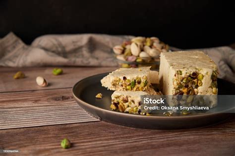 나무 표면에 피스타치오를 곁들인 유기농 할바 전통적인 중동 과자 유대인 터키어 아랍 동양 국가 디저트 Â 터키어 기쁨 개념 천연 비건 제품 공간을 복사합니다 0명에 대한