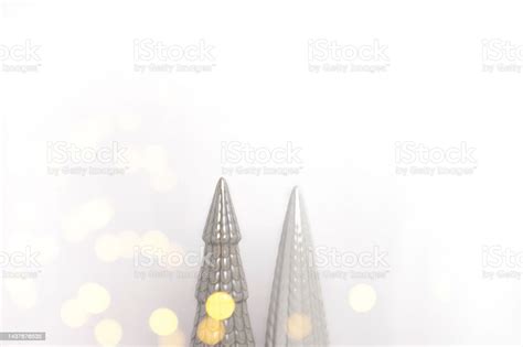 흰 벽 배경에 크리스마스 트리 장식이 있는 나무 스탠드에서 프레젠테이션을 위한 연단 현대 기하학적 형태 실린더 구 제품을