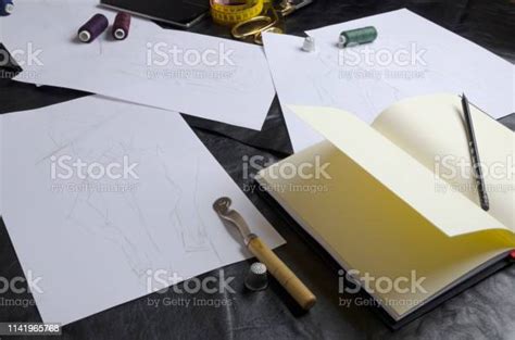 테이블에 디자이너의 작업 중에 여러 스케치 옷 컬렉션을 만들기 위한 도구 가죽에 대한 스톡 사진 및 기타 이미지 가죽 개념