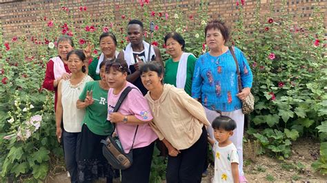 Chinese Grannies Fall In Love With Black Man In Chinese Village Youtube