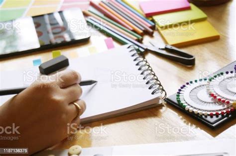 세련된 패션 디자이너는 아틀리에에서 새로운 컬렉션의 스케치로 작동합니다 크리에이티브 디자인 컨셉 공예에 대한 스톡 사진 및 기타 이미지 Istock