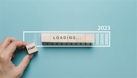 2022 년부터 2023 년까지 진행 상황을 로딩하기위한 나무 큐브 블록을 손으로 넣어 메리 크리스마스와 새해 복 많이 받으세요 0명에 대한 스톡 사진 및 기타 이미지
