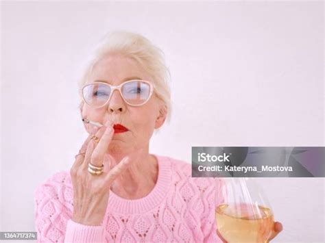 화이트 와인 한 잔과 담배를 피우는 구식 시니어 세련된 여성 담배에 대한 스톡 사진 및 기타 이미지 담배 여자 노인 노인