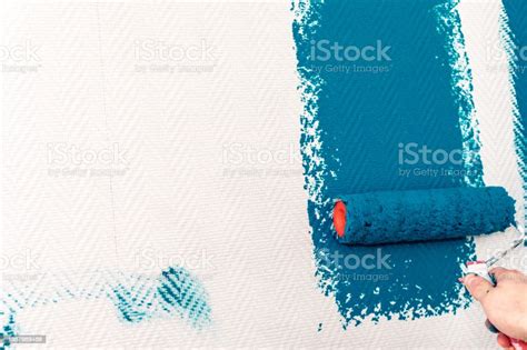 페인트 롤러와 손 페인팅 벽 페인팅 아파트 컬러 페인트로 개조 개념에 대한 스톡 사진 및 기타 이미지 개념 개념과 주제 개선 Istock