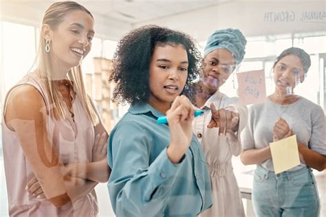 비즈니스 여성 스티커 메모 계획 및 작성 솔루션 마케팅 대행사에서 아이디어와 비전 창의적인 팀워크 스타트업 혁신 및 전략 노트 관리 분석 및 일정 목표 공급망에 대한 스톡