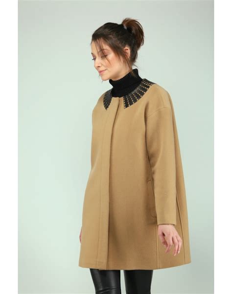 Модерно дамско палто с кожен детайл