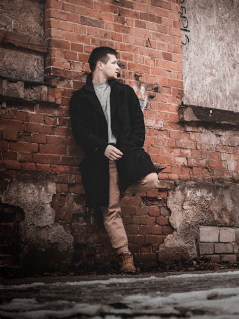 금발 기댄 나무 납작한 모자 녹색 코트 수직 쐈어 염색 한 머리카락 예쁜 잡고 있는 젊은 여성 창백한 책 초상화 패션 모델 한쪽 다리에 서서에 관한