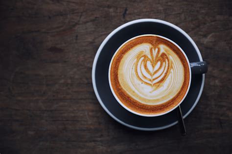 커피숍의 나무 테이블에 우유로 만든 카푸치노 또는 라떼 아트 커피 0명에 대한 스톡 사진 및 기타 이미지 0명 구이 다중 노출 Istock