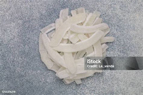 건조 코코 너트 크런치 스트립의 코코넛 조각 미식가를위한 유용한 채식 주의 채식 칩 선택적 초점 복사 공간 상단 보기 감자 칩에 대한 스톡 사진 및 기타 이미지 Istock