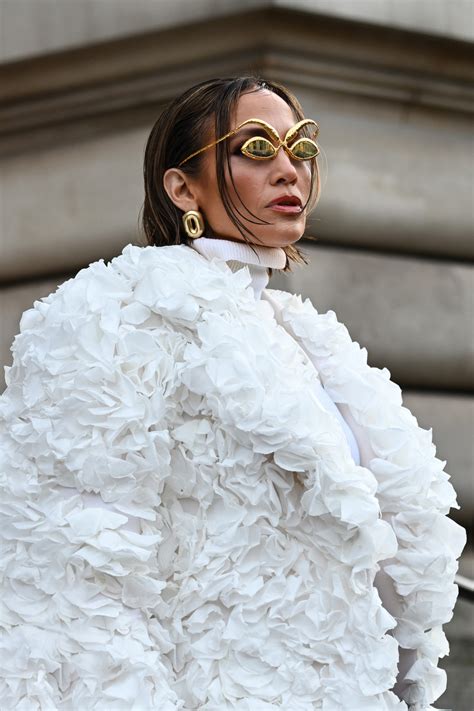 Ефект мокрого волосся трендова зачіска літа 2024