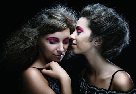 Dos hermosas chicas jóvenes delgadas y sexy Foto Premium