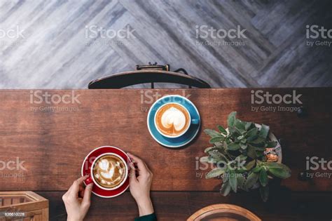 장식 및 커피숍 여자 손에 나무 테이블에 누워 뜨거운 라 떼의 컵을 위한 인테리어 디자인의 평면도 가구에 대한 스톡 사진 및