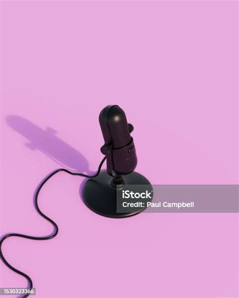 검은색 반짝이는 마이크 라디오 음악 마이크 햇빛 Z세대 분홍색 배경 팟캐스팅에 대한 스톡 사진 및 기타 이미지 팟캐스팅